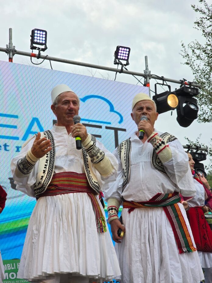 “Mokra n’Fest” – tradita, muzikë dhe mijëra vizitorë pranë urës ...
